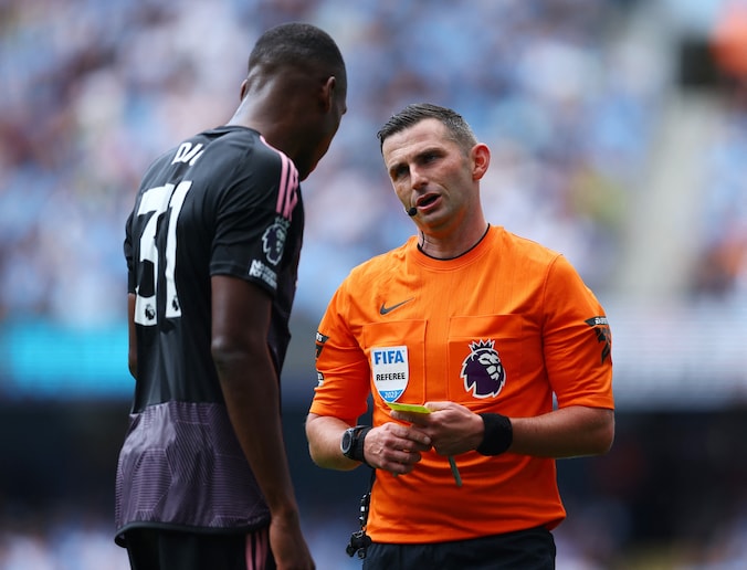 Engelse scheidsrechter Michael Oliver fluit Nederland - Griekenland ...