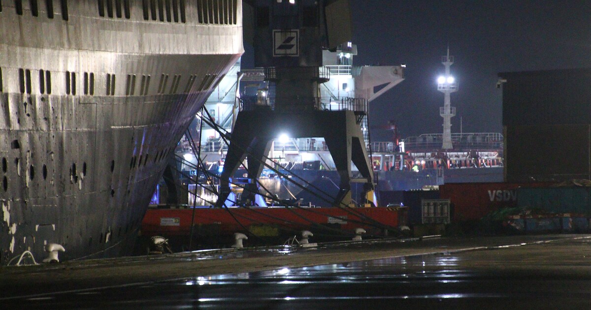Man (44) verdrinkt na val van loopplank schip Waalhaven | Rotterdam ...