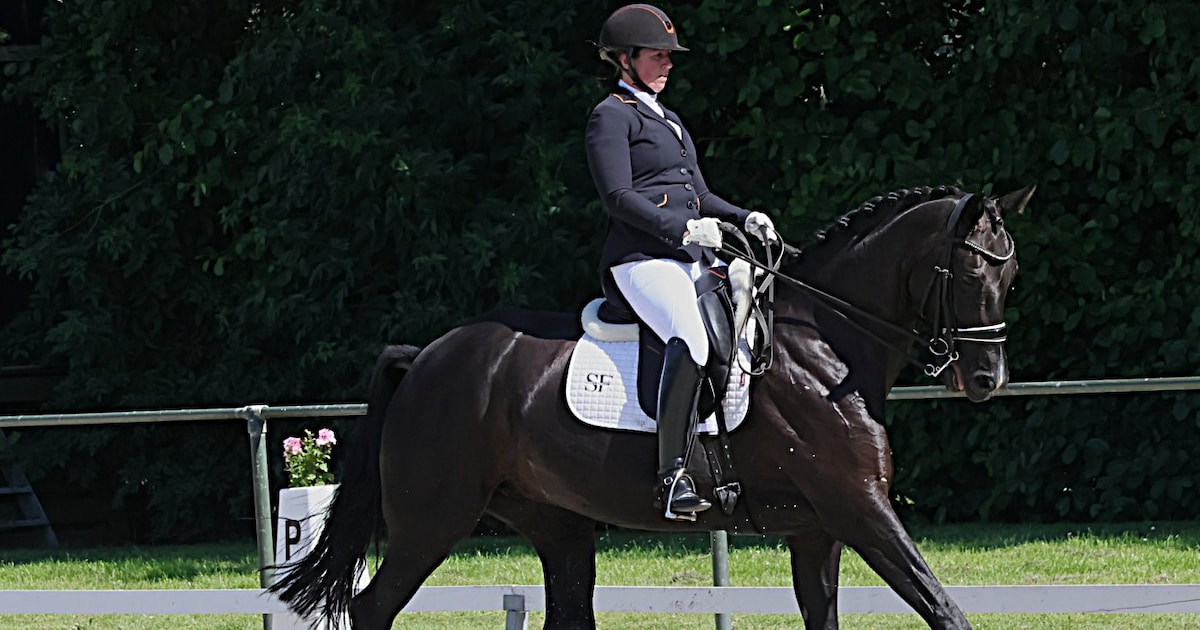 Stephanie de Frel geniet op Zeeland Outdoor Dressage van haar merrie ...