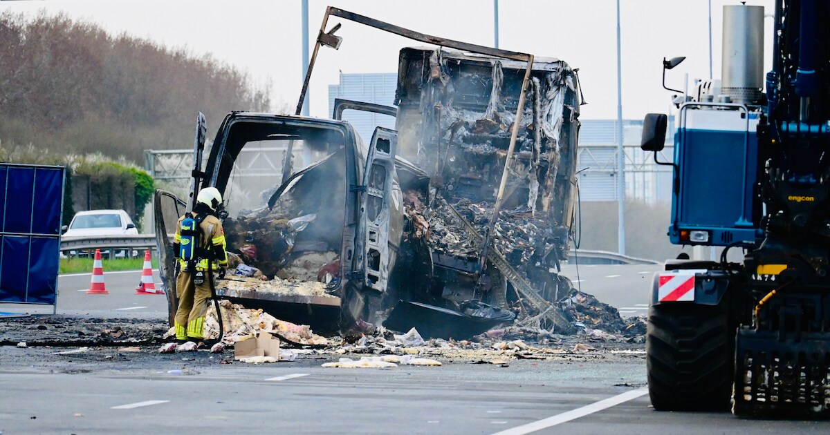 Bestelbus en vrachtwagen branden uit na fataal ongeluk op A2: tweede slachtoffer overleden ...