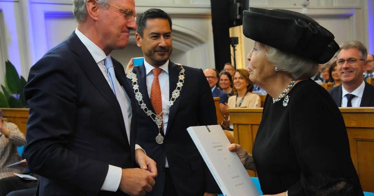Prinses Beatrix neemt het jubileumboek van de Four Freedoms Awards in ...