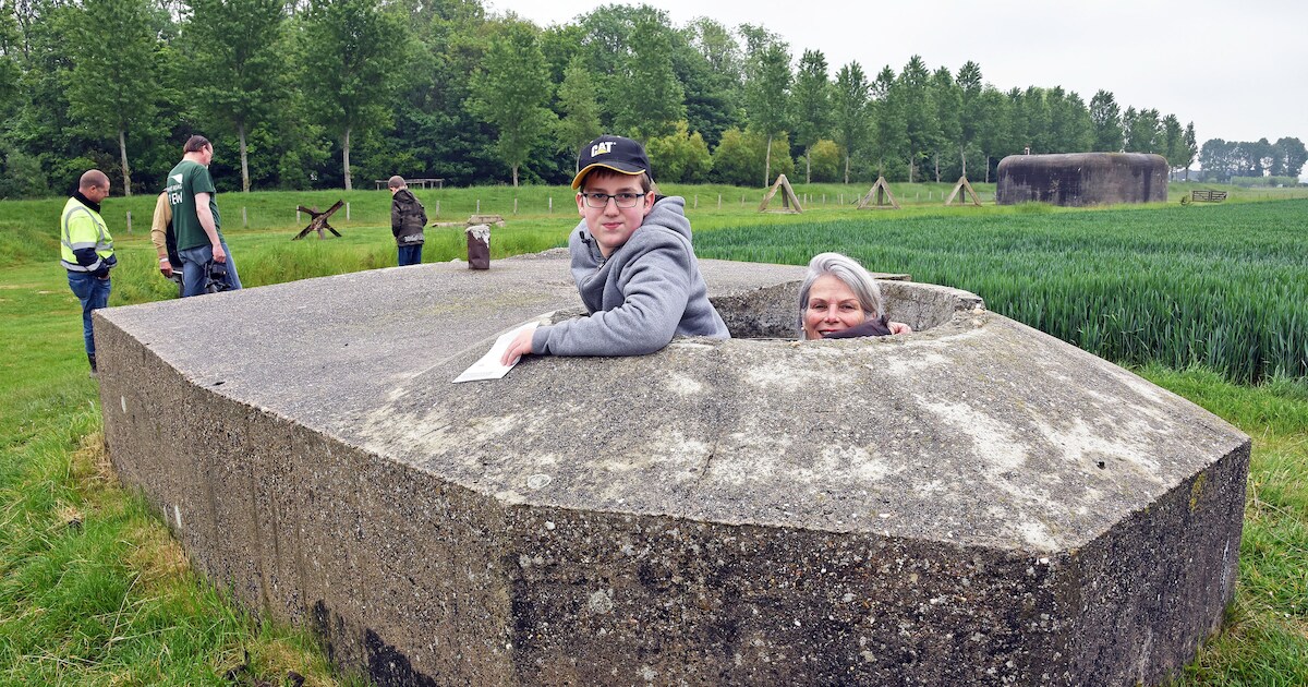 Rondleiding langs bunkers Groede Podium, waar 250 Duitse soldaten ...