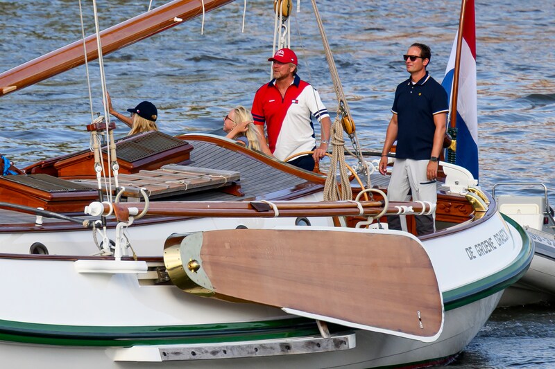 Koning Willem-Alexander vaart met oude dienstmaten op Groene Draeck ...