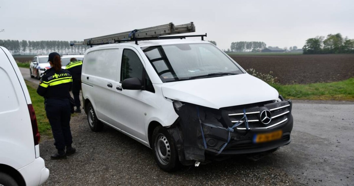 Auto en busje botsen op Drieweg in Zaamslag | 112 nieuws Terneuzen | PZC.nl