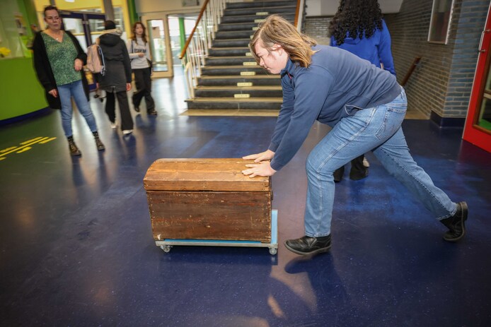 Schooltasloze dag op Goese Lyceum; van boekenkist tot winkelwagen ...