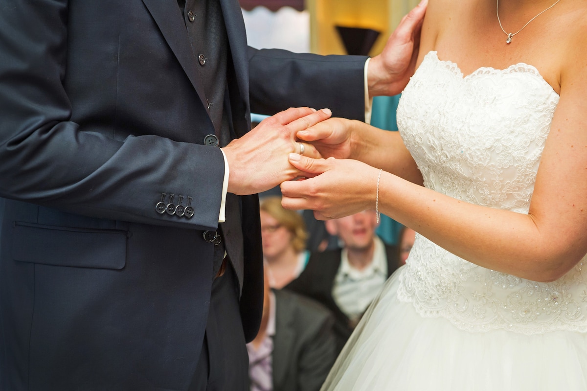 Trouwambtenaar schrijft iets te luchtige speech met ChatGPT, nu is het ...