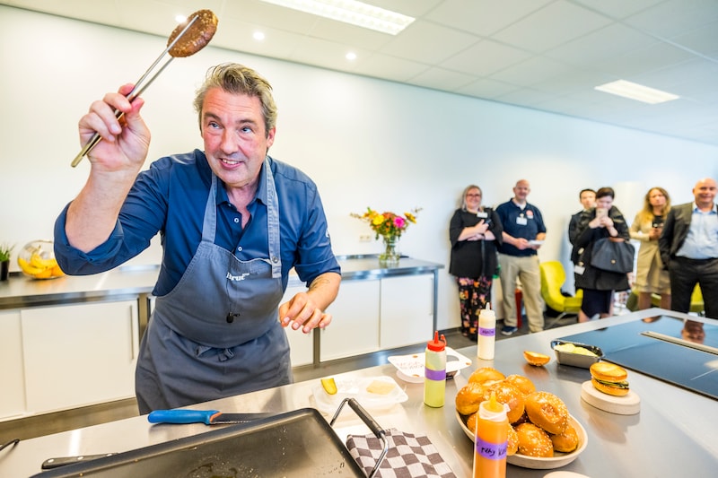 Zijn ouders waren de eerste met een melkrobot in Nederland, nu is Corné de eerste boer met ...