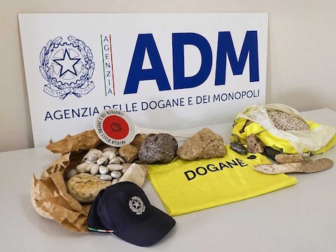Franse toerist (69) probeert 40 kilo zand van strand Sardinië mee te ...