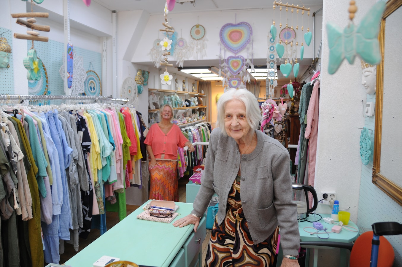 Ineke (79) doet het in haar winkel in Zierikzee lekker op haar eigen ...