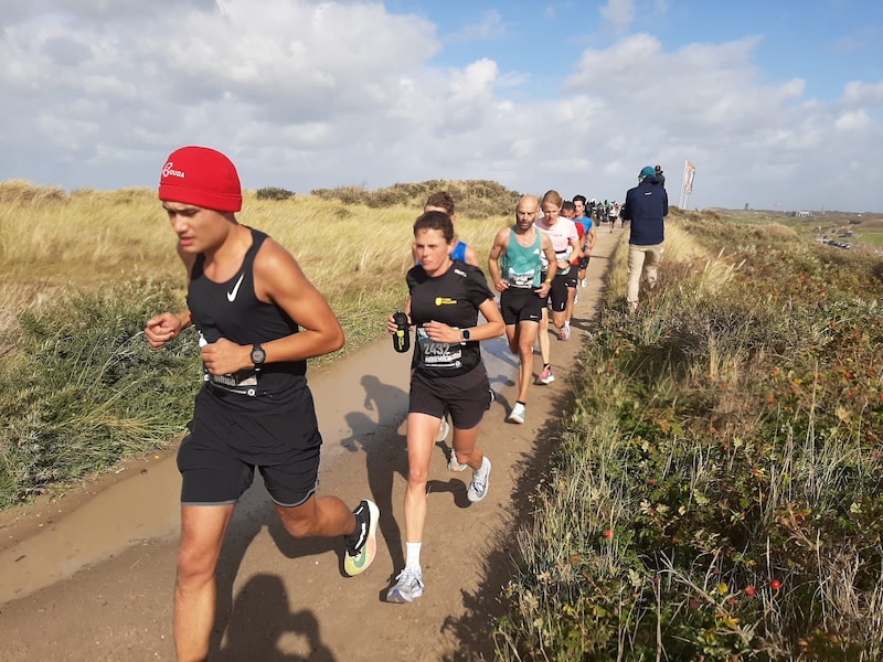 TERUGLEZEN | Tim Pleijte en Annemiek van Kooten winnen de Kustmarathon ...