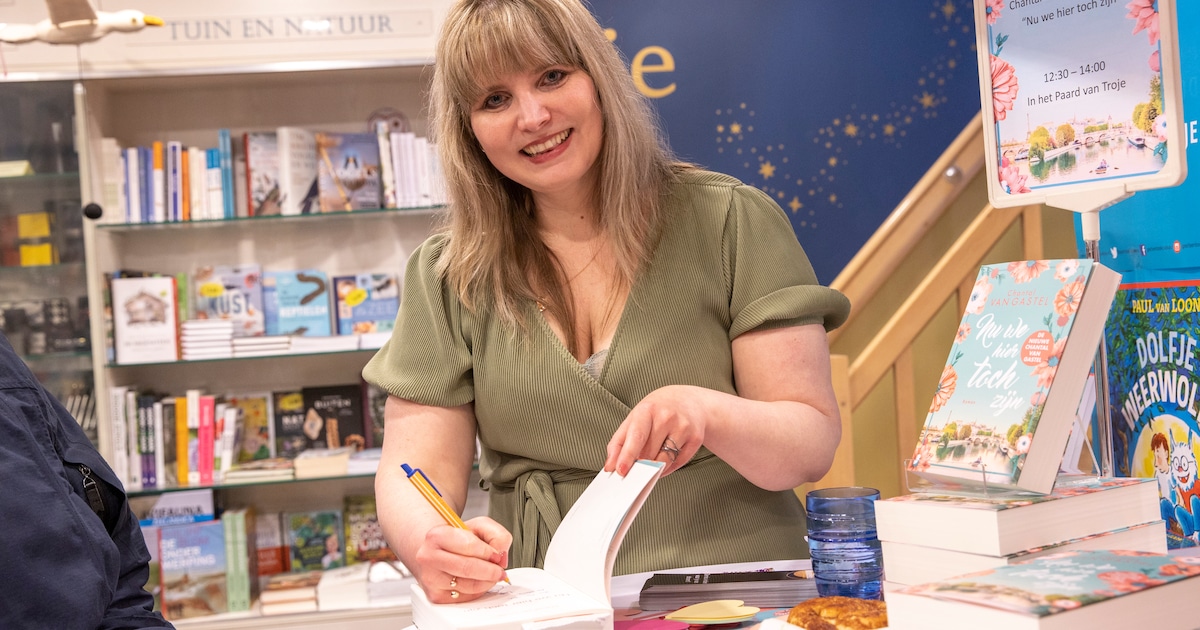 Schrijfster Chantal van Gastel signeert haar boek in regenachtig Goes ...