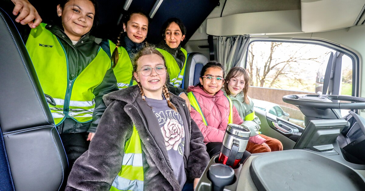 Brugse leerlingen leren gevaren van dode hoek bij vrachtwagens | Regio ...