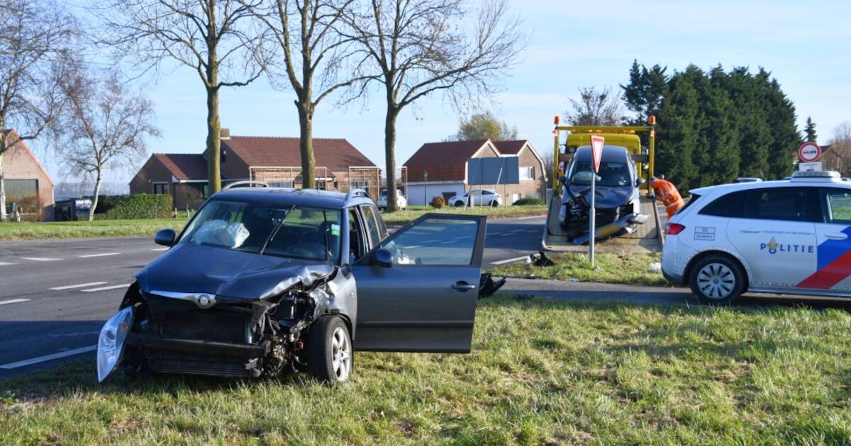 Auto's in de kreukels na botsing op N686 bij Axel | 112 nieuws ...