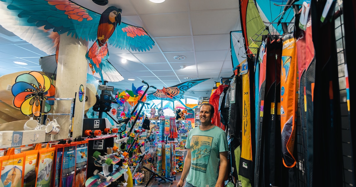 Robin runt samen met zijn ouders strandwinkel Montezza: ‘Soms gaan we ...