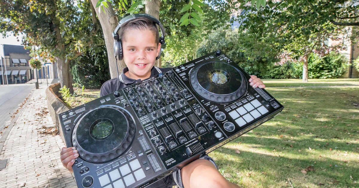 Tienjarige DJ Quinn James opent de Kapelse Dag: ‘Ik ben de jongste dj ...