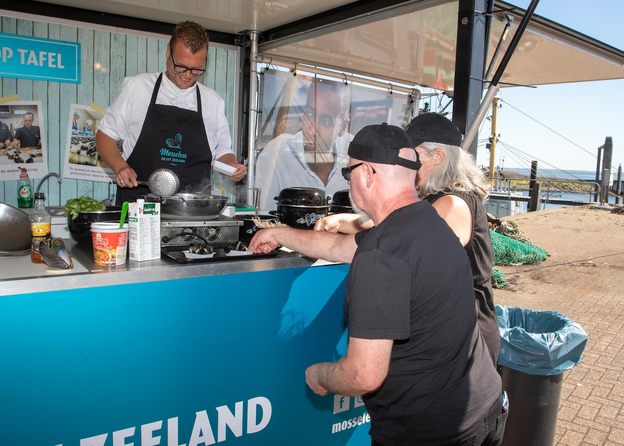 Mosseldag-light houdt Yerseke en de mosselen onder de aandacht | Foto ...
