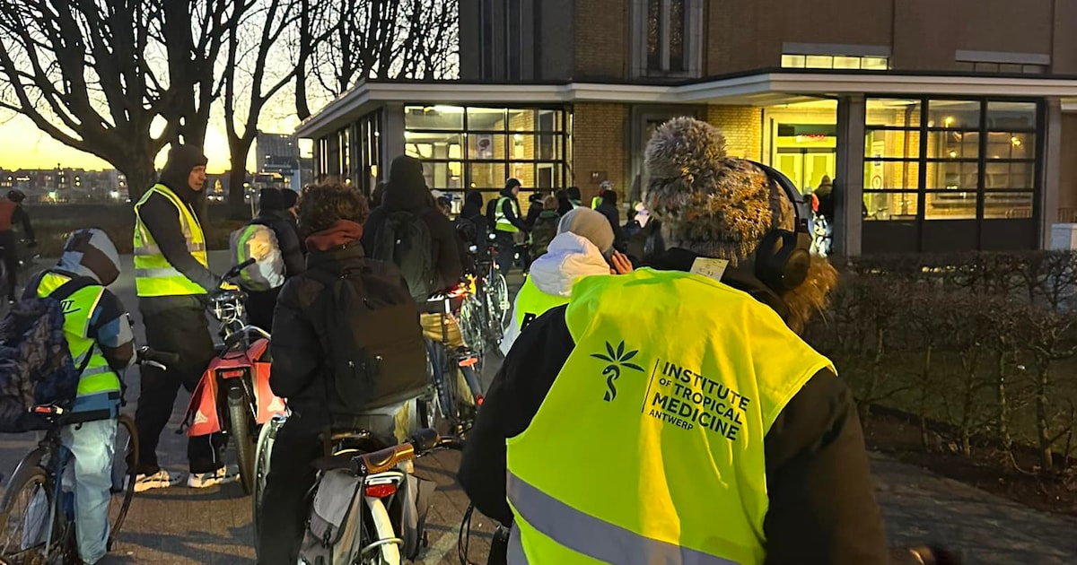 Wachtrij aan voetgangerstunnel op Linkeroever door ingezakte treden van ...