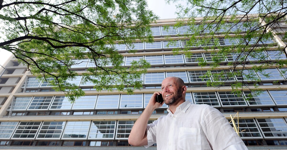 Hoe de verbannen Luc Smits alsnog aan de touwtjes trekt in het ...