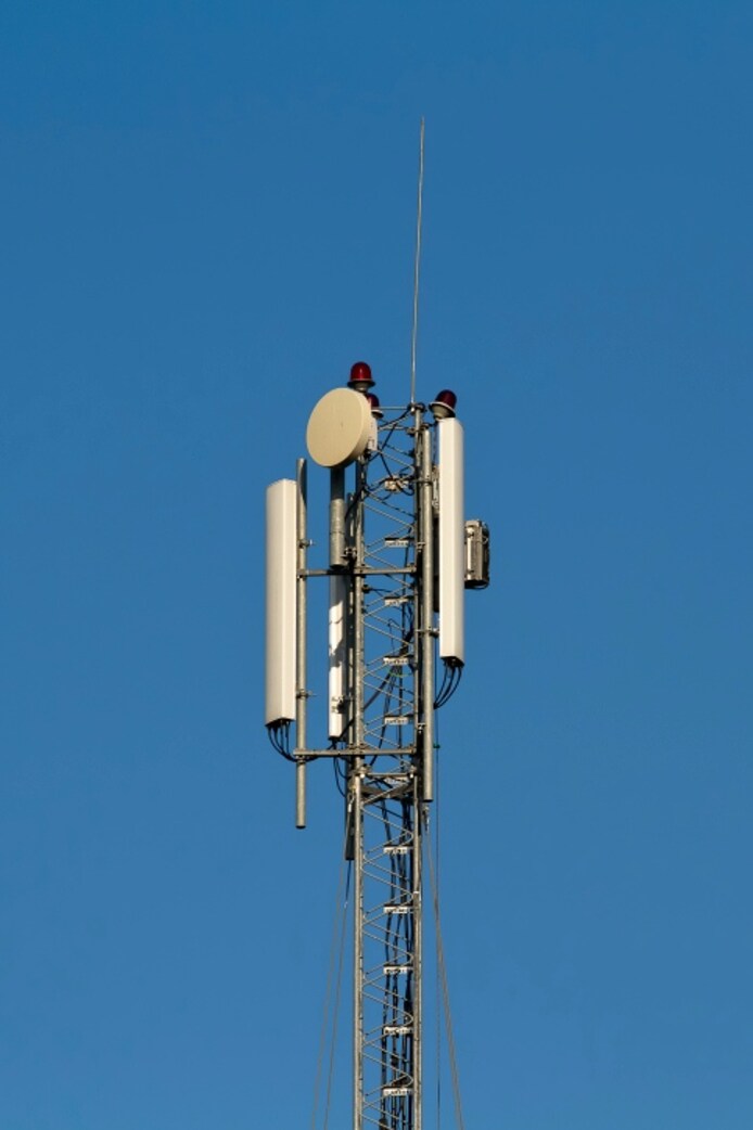 Zendmast die aanzicht van Hoedekenskerke dreigde te verpesten, krijgt ...