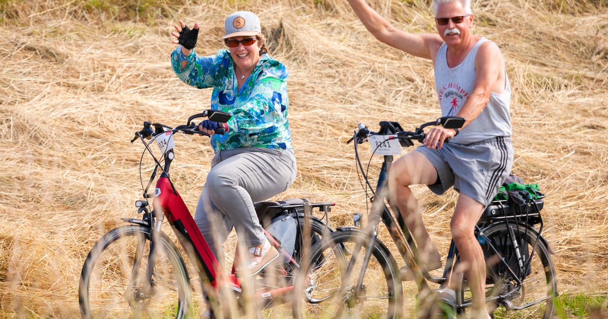 Na de schrik fietst een peloton vol aangrijpende verhalen door Zeeland | Goes | PZC.nl