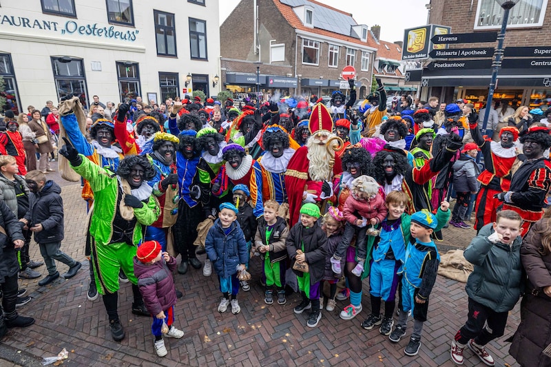 Tóch intocht van Sinterklaas in Yerseke, met zwarte pieten: ‘Het is ...