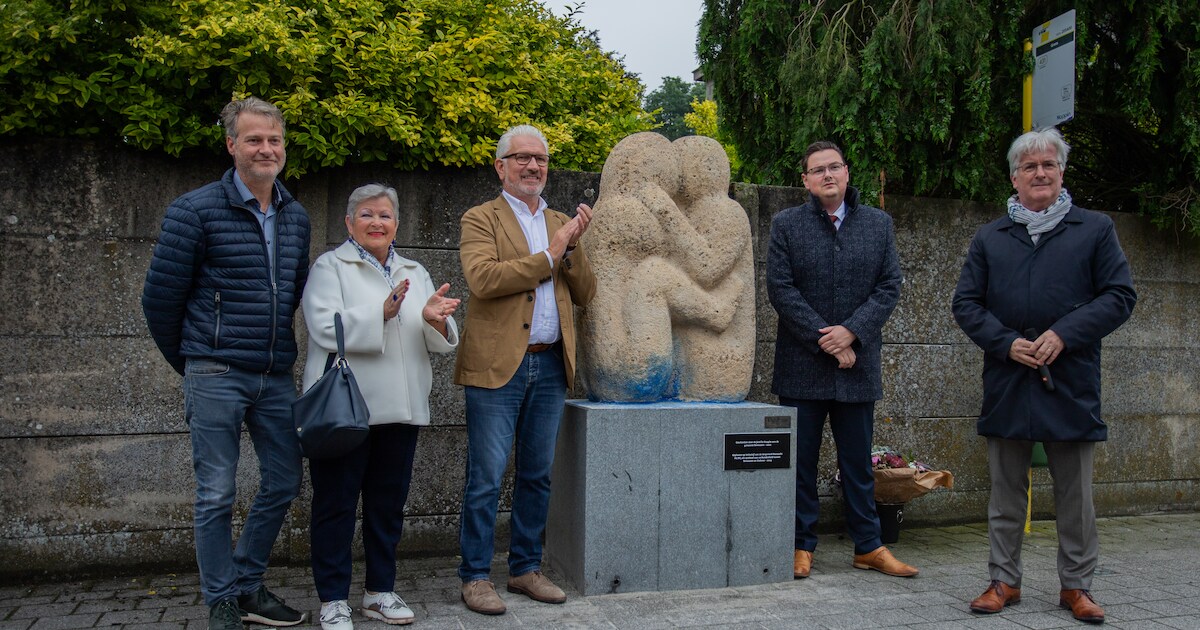 Met ‘De Kus’ is de vriendschap tussen Terneuzen en Stekene in steen ...