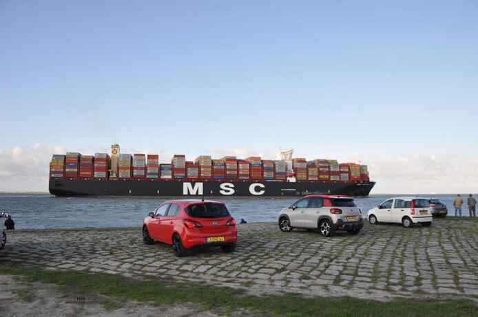 Grootste containerschip als dief in de nacht over Westerschelde ...