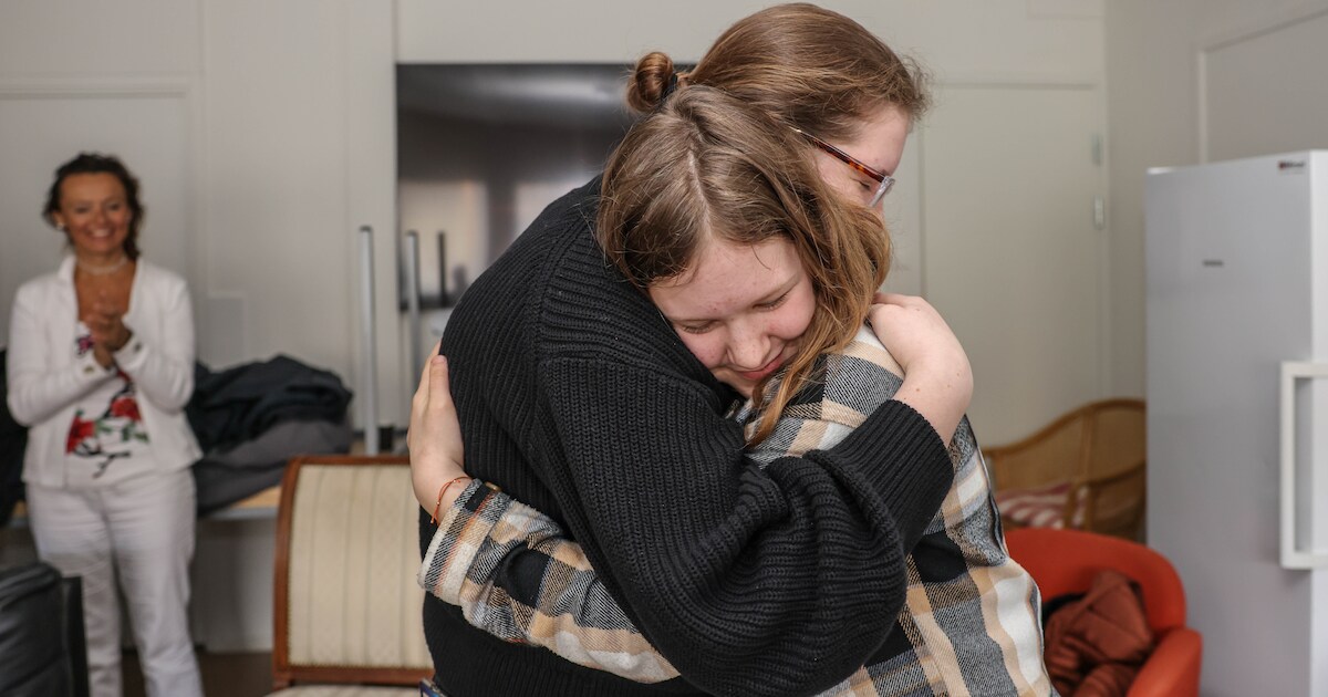 Esther (12) uit Schore geeft haar geld aan Lera uit Oekraïne, die ...