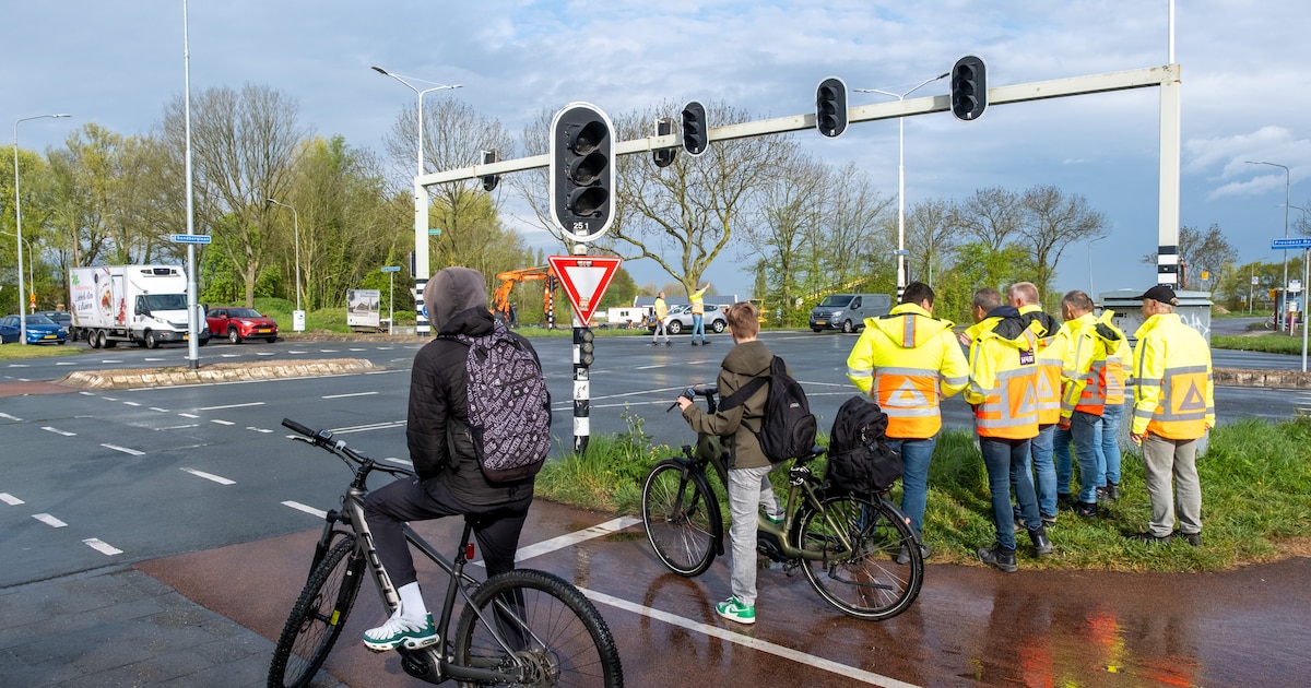 Verkeerslichten uit in Middelburg: het kruispunt is nu een klaslokaal ...