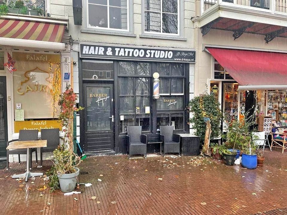 Edson (43) verdwijnt na 23 jaar met zijn Barber en Tattoo studio uit de ...