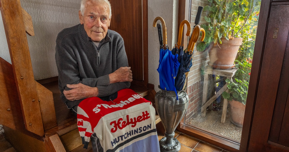 Wielrenner Jo de Roo (87) gaf al zijn trofeeën weg, op één na en die ...