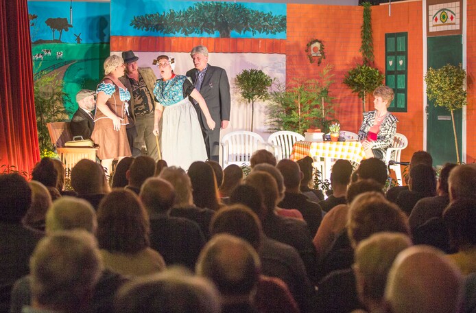 Bestuur van de ‘huiskamer van Hansweert’ zet geliefde beheerders Petra ...