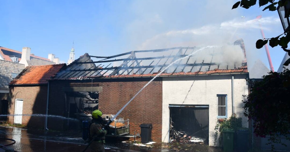 Loods met campers in IJzendijke verwoest door grote brand, overslag ...